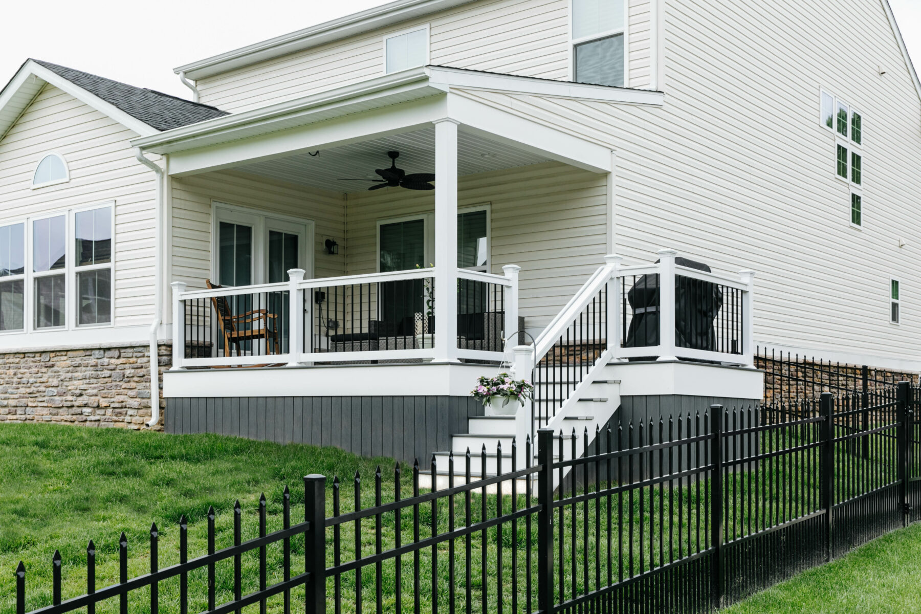 TimberTech Covered deck - Vinyl Railing