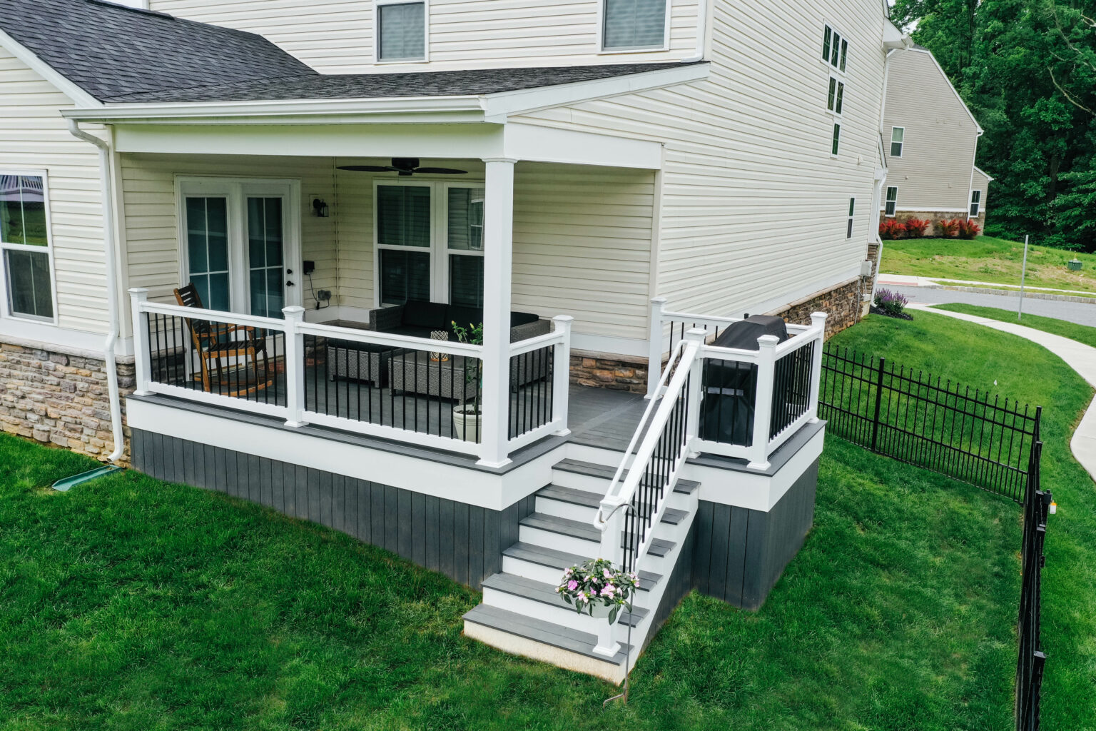 TimberTech Covered deck - Vinyl Railing